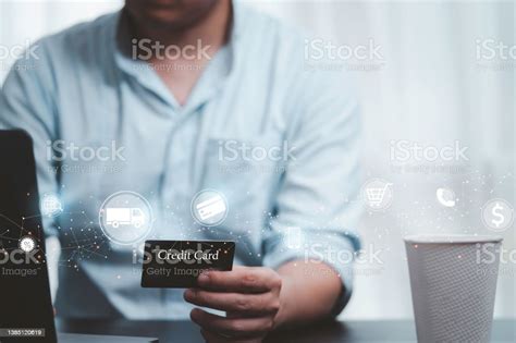 온라인 쇼핑 및 전자 상거래 아이콘 개념컴퓨터 노트북을 사용하여 신용 카드 및 입력 쇼핑 주문을 들고 있는 쇼핑객 가격에 대한 스톡 사진 및 기타 이미지 Istock