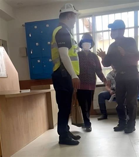 ЭЕРЭГ Цагдаагийн алба хаагчид төөрсөн хоёр жуулчныг ЭСЯ нд нь хүргэж өгчээ