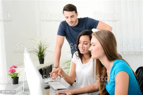 비즈니스 학교 사무실 교실 교사와 데스크톱 컴퓨터에 작업에서 젊은 사람들의 그룹 교사 교육 관련 직업에 대한 스톡 사진 및 기타 이미지 교사 교육 관련 직업 교육 강좌