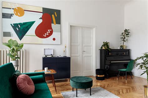 럭셔리 홈 인테리어 디자인 벨벳 소파 안락의 자 테이블 Pouf 화장실 및 Accessroies와 함께 피아노에 식물의 많은