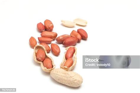 껍질에 콩을 닫은 큰 껍질을 벗긴 땅콩 껍질에 껍질을 벗기지 않은 땅콩 땅콩 배경 또는 질감 성장하는 유기농 단백질 0명에 대한