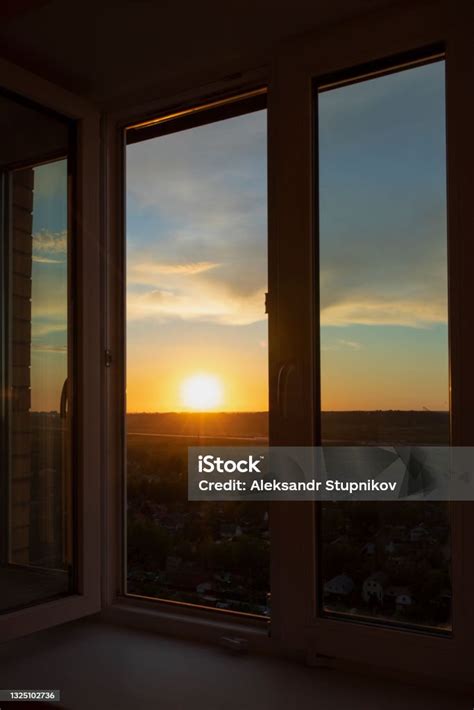 러시아의 거대 도시락 외곽에 있는 고층 건물의 창문에서 일몰 전망을 감상하실 수 있습니다 발코니에 대한 스톡 사진 및 기타 이미지 발코니 아침 유리 재료 Istock