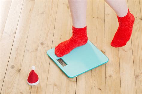 나무 바닥에 크리스마스 산타 모자와 빨간 양말에 체중 제어를위한 전자 비늘에 서 여성 발 1월에 대한 스톡 사진 및 기타 이미지 1월 개념 겨울 Istock