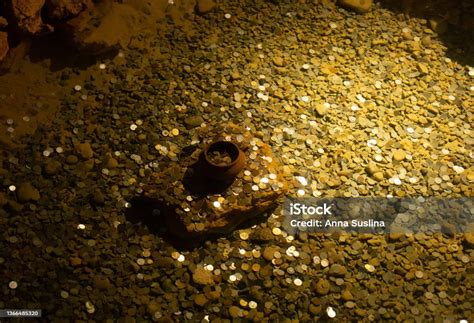 황금 실버 구리 동전 페니 유로 돈을 많이 물 아래 연못 분수에 소원을 만드는 관광 전통 사진 배경 고여 있는 물에 대한 스톡 사진 및 기타 이미지 Istock