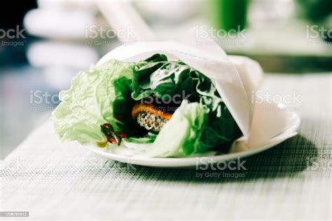 아마 씨 토르티야에 팔라펠 커틀릿과 야채를 곁들인 생 식품 맛있는 비건 롤 0명에 대한 스톡 사진 및 기타 이미지 0명 거리 건강한 식생활 Istock