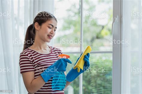 젊은 아시아 여자 주부 착용 장갑 청소 유리 와 마이크로 화이버 천 과 스프레이 소독제 가사 집안일에 대한 스톡 사진 및 기타