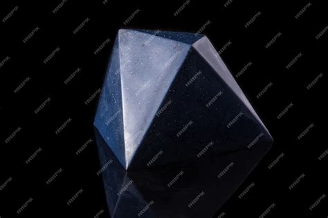 Темно-синие роскошные шоколадные конфеты ручной работы на черном фоне ...