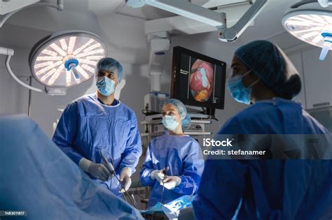 복강경 수술을 하는 세 명의 외과의 모니터에서 이미지를 보고 있는 의사들 의학 및 건강 관리 개념입니다 컴퓨터 모니터에 보이는 환자의 내부 장기 내시경에 대한 스톡 사진 및