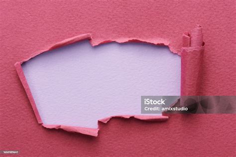 가장자리가 찢어진 찢어진 종이의 프레임입니다 복사 공간 빨간색 부르고뉴 라일락 색상 노트북 페이지 조각이 있는 텍스트 창입니다 추상적인 배경 0명에 대한 스톡 사진 및 기타