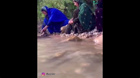 زنان بختیاریکنارچشمه ریختن آب داخل مَشکازپوست گوسفند Youtube