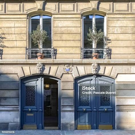 파리 두 개의 고대 나무 문 아름다운 외관 파리 일 드 프랑스에 대한 스톡 사진 및 기타 이미지 파리 일 드 프랑스 거리