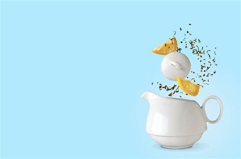 녹차 잎과 레몬 조각은 파란색 배경에 흰색 세라믹 주전자 위로 날아가 공간을 복사합니다 0명에 대한 스톡 사진 및 기타 이미지 0명 건강한 생활방식 건강한 식생활