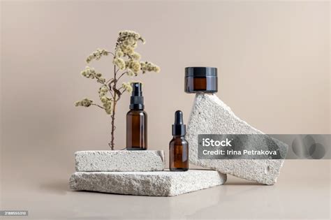 돌 연단에 유리로 만든 화장품 병과 마른 풀 가지 베이지색 배경에 있는 유기농 화장품 모형 0명에 대한 스톡 사진 및 기타 이미지 Istock