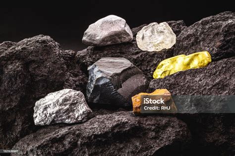 고립 된 검은 배경에 거친 다이아몬드 희귀하고 귀중한 미네랄 개념 은 금속에 대한 스톡 사진 및 기타 이미지 은 금속 은색 파기 Istock