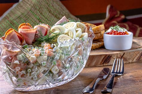 올리비에 큰 샐러드 그릇에 고기와 마요네즈를 삶은 야채의 전통 러시아 샐러드 샐러드에 대한 스톡 사진 및 기타 이미지 샐러드 감자 요리 고기 Istock