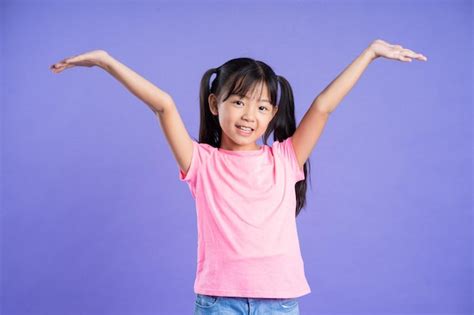 Portrait De Belle Fille Asiatique Posant Sur Fond Violet Photo Premium