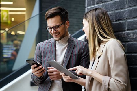 두 명의 디싱어 도시 배경에서 함께 프로젝트를 작업하는 비즈니스 사람들 전화에 대한 스톡 사진 및 기타 이미지 전화 커플 컴퓨터 Istock