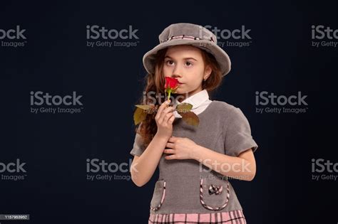 검은 배경에 포즈를 취하는 길고 곱슬 머리로 사랑스러운 어린 아이의 스튜디오 샷 갈색 머리에 대한 스톡 사진 및 기타 이미지 갈색 머리 감정 검은색 Istock