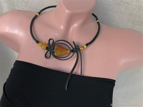 Стильное колье из натуральных камней Желтое бохо украшение на каучуке купить в интернет