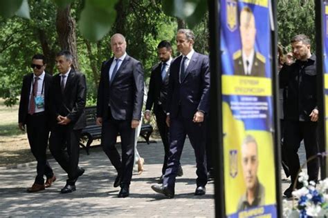 Желязков и Зеленски поднесоха цветя на Алеята на героите в Одеса Снимки