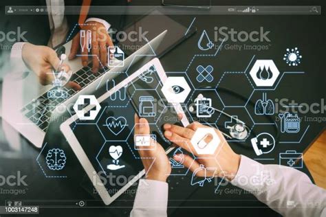 의료 공동 작업 개념 스마트 폰 및 디지털 태블릿 및 노트북 컴퓨터 병원에 현대 사무실에서 그의 팀 회의를 협력 의사 건강관리와 의술에 대한 스톡 사진 및 기타 이미지