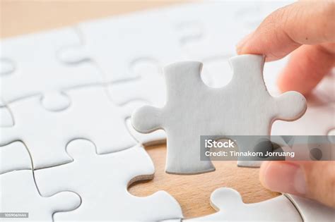 손을 넣어 임무를 완료 하는 데 지 그 소 퍼즐의 마지막 조각 개념에 대한 스톡 사진 및 기타 이미지 개념 개성 개념 건강한 생활방식 Istock