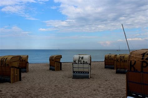 푸른 흐린 하늘 아래 Dahme의 모래 사장에있는 고리 버들 해변 의자 0명에 대한 스톡 사진 및 기타 이미지 0명 고리 세공 관광 Istock