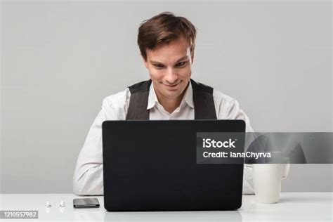 노트북 스마트폰 커피 한 잔과 함께 흰색 테이블에 앉아 생각하는 남자 T 셔츠에 대한 스톡 사진 및 기타 이미지 T 셔츠 감정 남자 Istock