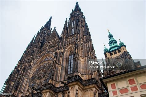 체코 프라하의 유명한 성 비투스 메트로폴리탄 대성당의 로우 앵글 샷 0명에 대한 스톡 사진 및 기타 이미지 0명 건물 정면 건축 Istock