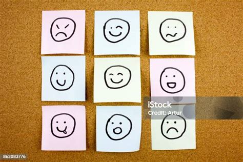 노란색 스티커 메모 작성 캡션 비문 Crumpled 스티커 메모 스티커 메모에 검은 Ext에 이모티콘 스마일 코르크 게시판에