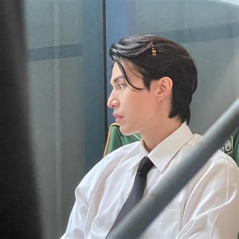 李栋旭不顾形象打喊路 用粉红色发贴获Fans大赞可爱 星岛日报