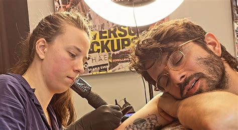 כזה עוד לא ראינו רן דנקר מפתיע בקעקוע חדש ויוצא דופן Tmi בידור וסלבס