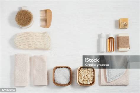 천연 소재의 목욕 액세서리 욕실용 폐기물 제로 세트 젤과 샴푸가 있는 작은 병 비누 바다 소금 수건으로 0명에 대한 스톡 사진 및 기타 이미지 Istock