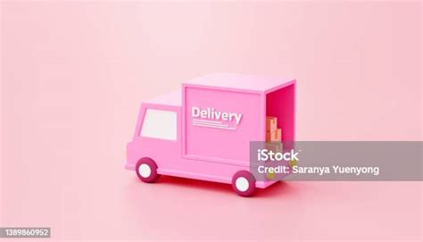 분홍색 배달 자동차는 핑크 배경 3d 렌더링에 골판지 상자 만화 배송 및 운송 개념으로 익스프레스를 제공합니다 배달 자동차에