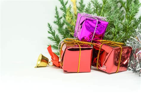 현재 크 래 프 트 종이에 싸서와 황금 빛 베이지색 활 흰색 배경 선물 리본 나비 매듭에 고립 된 상자를 선물 개체 그룹에 대한 스톡 사진 및 기타 이미지 Istock