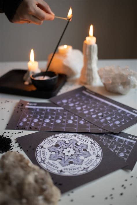 검은 향 고요한 균형 달 주기 달력 달의 마법 달의 위상 대체 의학 마녀 같은 마법 매치 명상 보헤미안풍 불타는 지팡이 비밀 비전의 상징주의