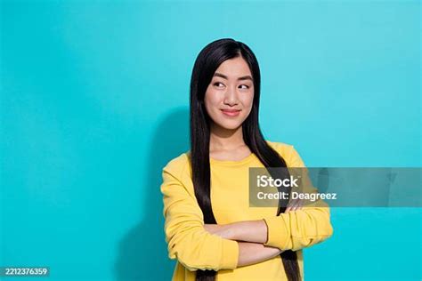 꿈꾸는 듯한 귀여운 아가씨 옷을 입은 노란 스웨터 팔 접힌 빈 공간 고립된 청록색 배경의 사진 20 24세에 대한 스톡 사진 및 기타 이미지 Istock