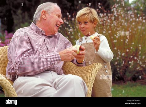 Outdoor Blonder 6 Jahre Alter Junge Bekleidet Mit Beiger Latzhose