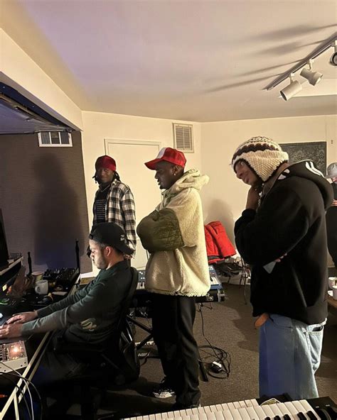 Derek Grava Música Com Unotheactivist Nos Eua Rapper Também Prepara