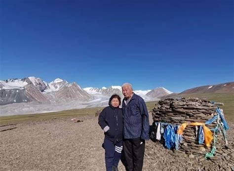 Энх Цэцэг С Гайхуулах ч юм алга даа бидэнд Гар утас шигээ нимгэрсэн хүн чанартайгаа Галзуугийн