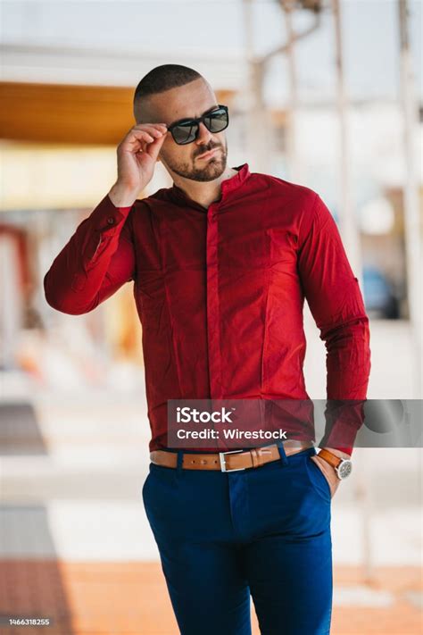 우아한 빨간 셔츠와 선글라스를 끼고 야외에서 포즈를 취하는 멋진 잘생긴 백인 남자 개인 장식품에 대한 스톡 사진 및 기타 이미지