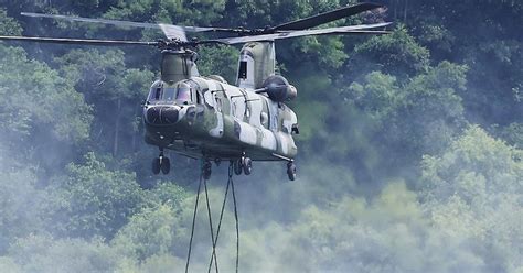 교절 공중 수송하는 치누크 헬기
