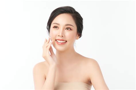 白色背景前的一个女人年轻美丽的亚洲女人，有着洁白的背景、脸蛋护理、面部护理、美容美发、美容美发、水疗、亚洲女性肖像图片下载 觅知网