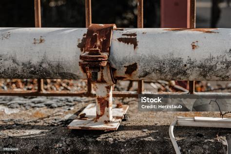 자연광 아래 버려진 지역의 콘크리트 표면에 손상된 지지대가 있는 녹슨 파이프 0명에 대한 스톡 사진 및 기타 이미지 0명 건설 기계류 건설 산업 Istock