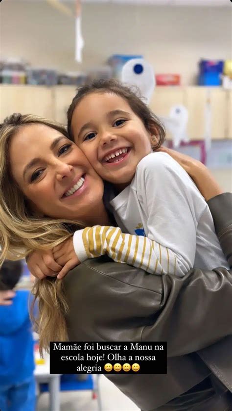Tici surge com sua filha com César Tralli na escola alegria