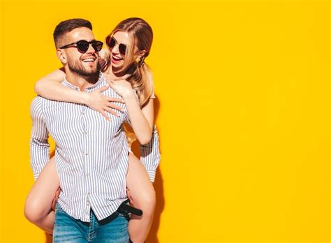 Улыбающаяся красивая женщина и ее красивый парень Бесплатно Фото