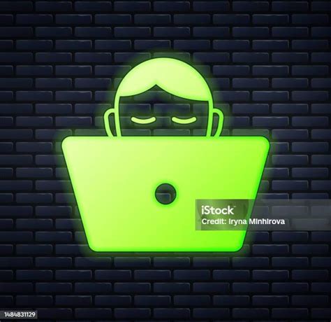 벽돌 벽 배경에 고립 된 빛나는 네온 프리랜서 아이콘 프리랜서 남자는 자신의 집에서 노트북에서 작업 온라인 작업 먼 직업 개념