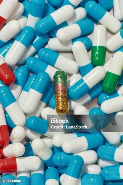 다른 의료 약 중 중앙에 누워 녹색 황금 반짝이 알 약의 최고 보기 캡슐 무작위로 누워 건강 관리 비타민 및 치료 개념 0명에 대한 스톡 사진 및 기타 이미지 Istock