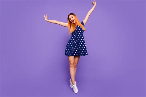 감정 표현 사람들이 사람 개념 전체 길이 몸 크기 사진 초상화 꽤 아름 다운 기쁨 귀여운 레이디 데 고립 된 밝은 생생한 배경 위로 손 올리기 좋은 분위기 만족 점박이에