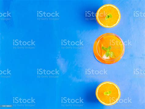 파란 배경에 아페롤 스프리츠 칵테일 오렌지 슬미즈와 아페롤 스프리츠 유리 잔잔으로 여름 칵테일 맨 위 보기입니다 복사 공간 0